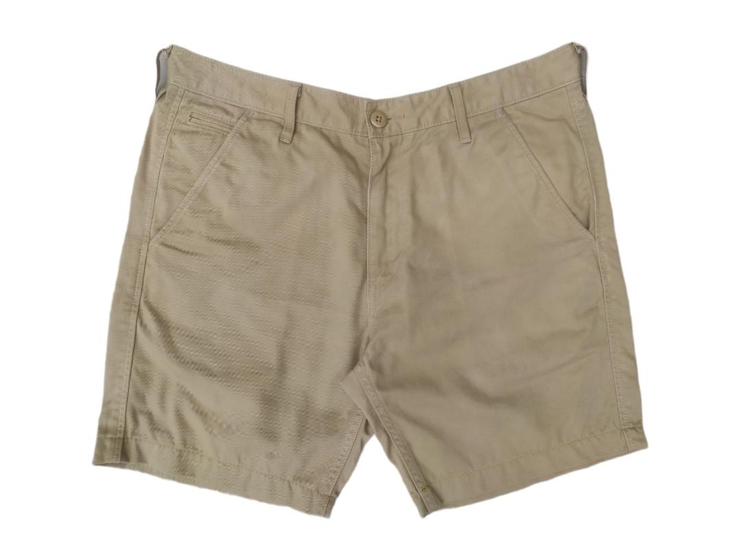 Celana chino pendek pria levis, Fesyen Pria, Pakaian , Bawahan di Carousell