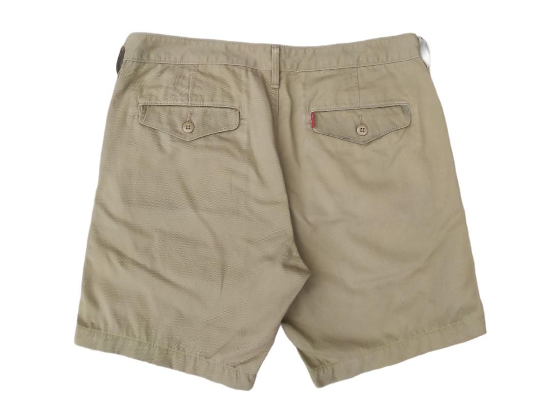 Celana chino pendek pria levis, Fesyen Pria, Pakaian , Bawahan di Carousell