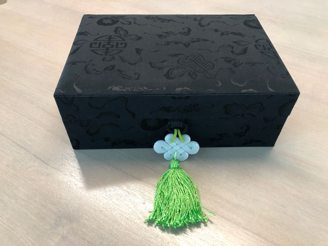Shanghai Tang Silk Jewellery Box 上海灘首飾盒連玉扣, 名牌, 飾物及配件 - Carousell
