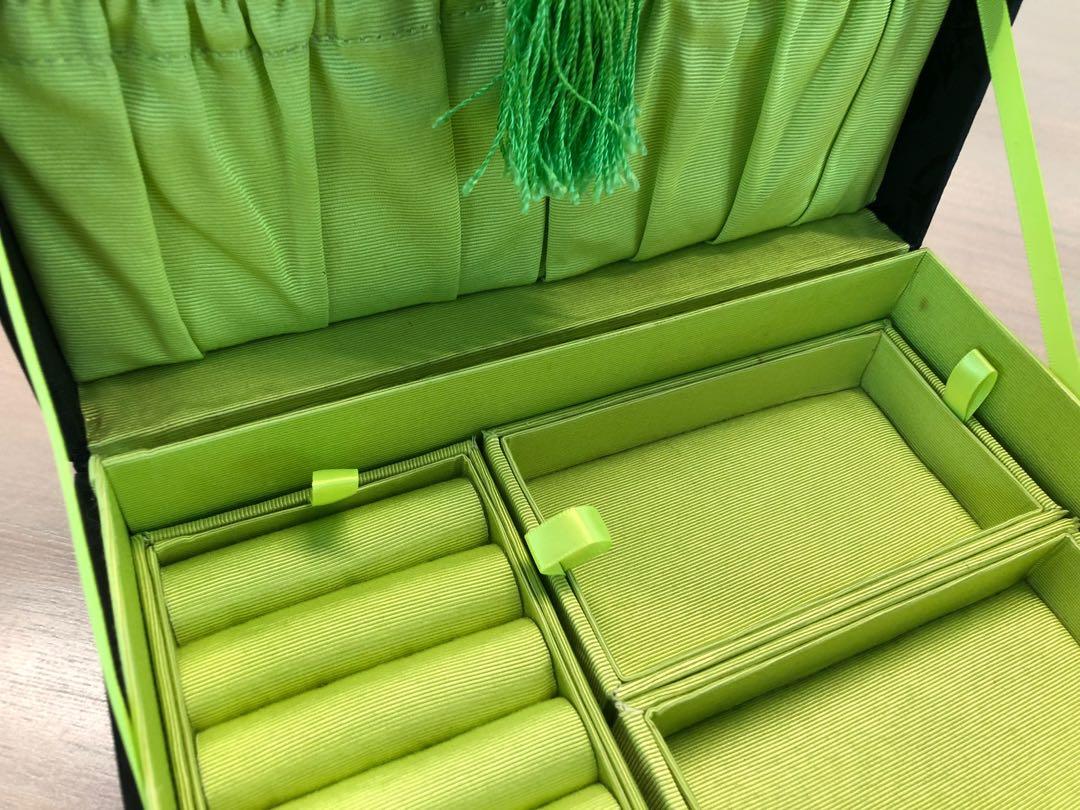 Shanghai Tang Silk Jewellery Box 上海灘首飾盒連玉扣, 名牌, 飾物及配件 - Carousell