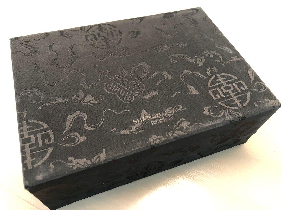 Shanghai Tang Silk Jewellery Box 上海灘首飾盒連玉扣, 名牌, 飾物及配件 - Carousell