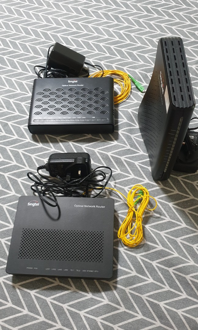 SingTel Branded WiFi Network Routers + StarHub Modem & Huawei Router ...