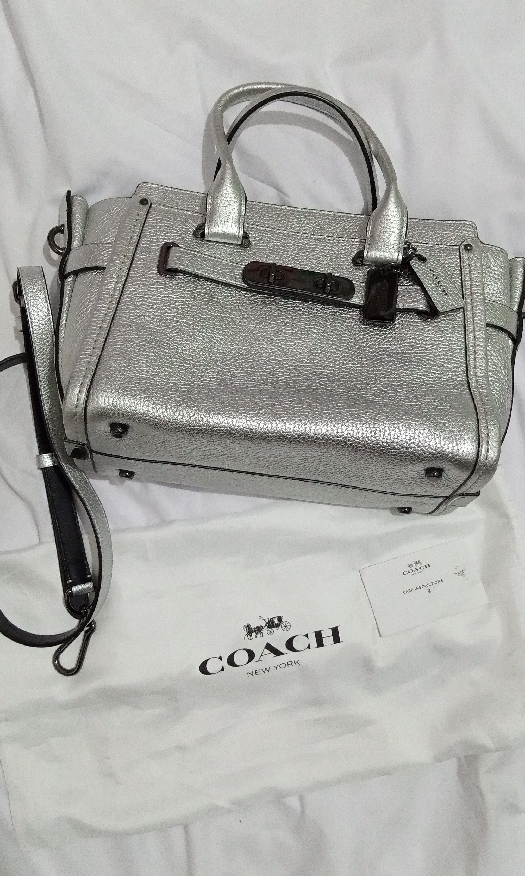 Coach Swagger, Fesyen Wanita, Tas & Dompet di Carousell