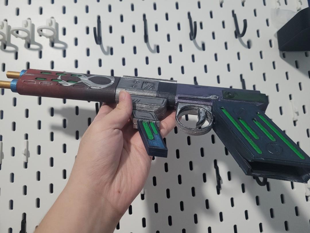 Borderlands infinity pistol with stand, Video Gaming, Gaming ...