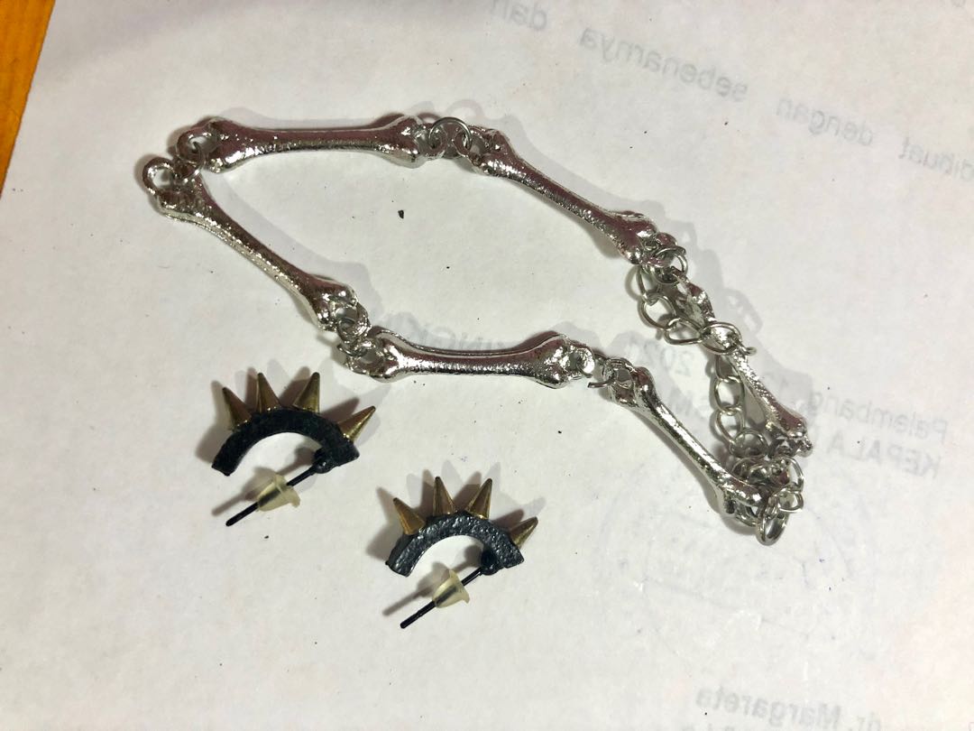 SALE !! Paket gelang dan anting punk, Fesyen Wanita, Aksesoris di Carousell