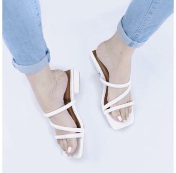 1 inch Block Heel White, Women's Fashion, Footwear, Heels on Carousell