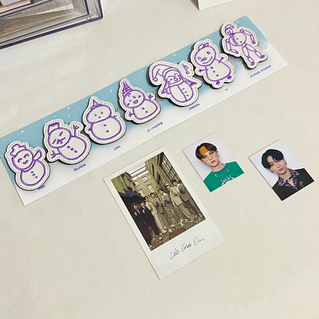 BTS Snowman wappen, deluxe ot7 polaroid, jungkook suga 1x1 season greetings, Hobbies & Toys ...