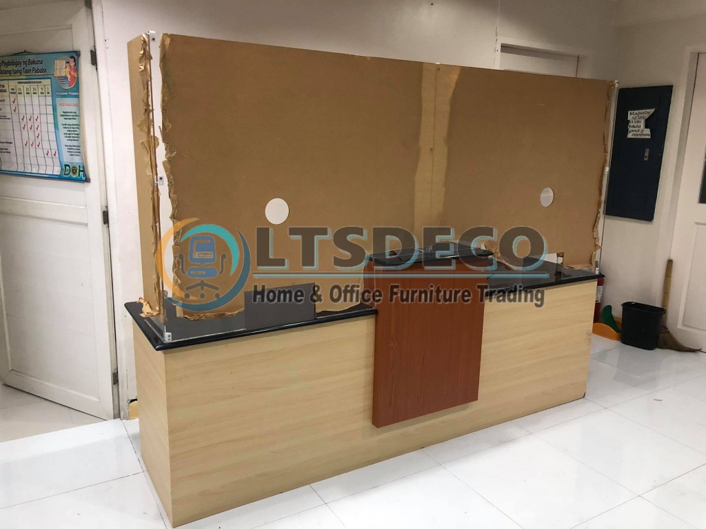 RECEIVING AREA WITH FULL GLASS ACRYLIC OFFICE PARTITION, Furniture ...