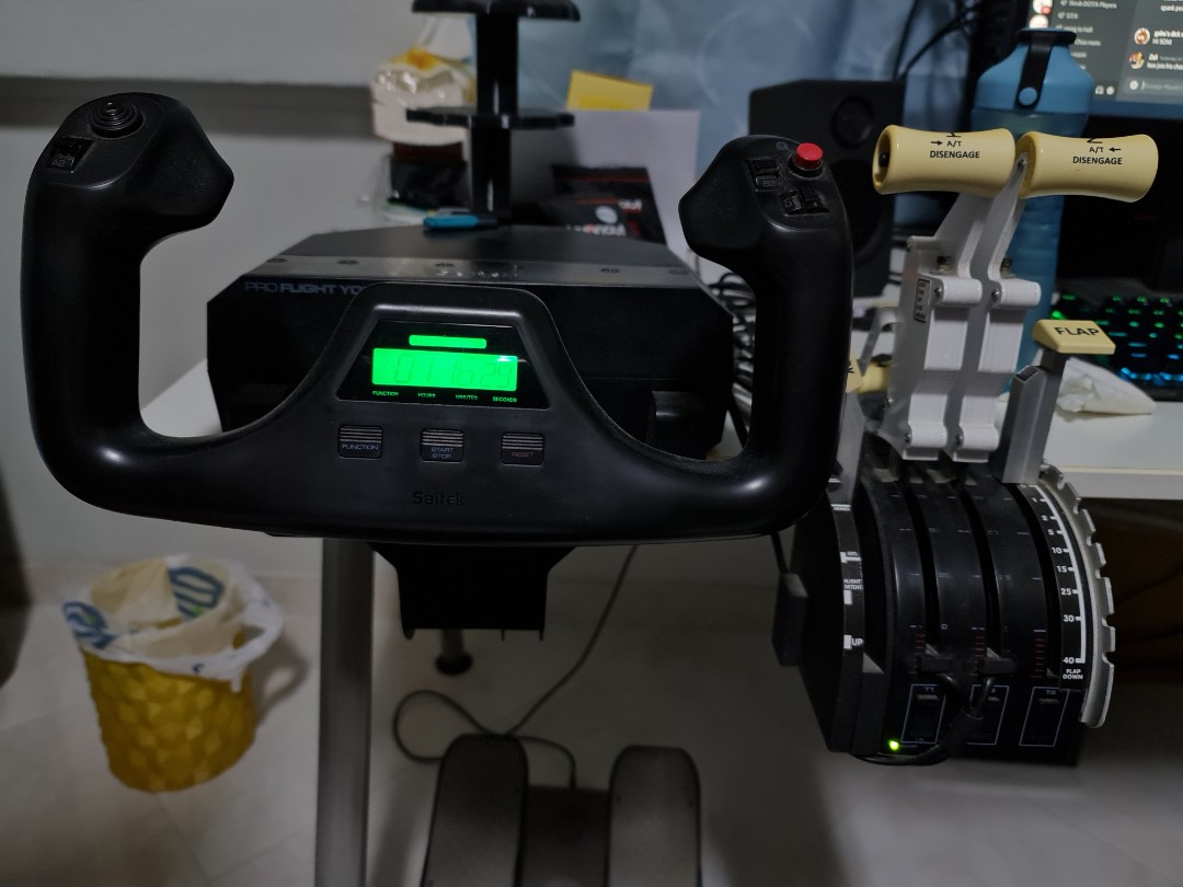 Saitek pro flight yoke + Boeing-style throttle (negotiable), Video ...