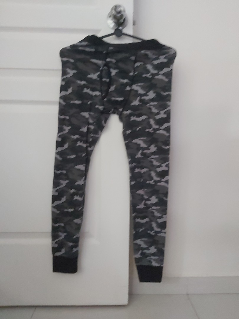 Uniqlo heat tech inner wear camo tights, Men's Fashion, Bottoms, New ...