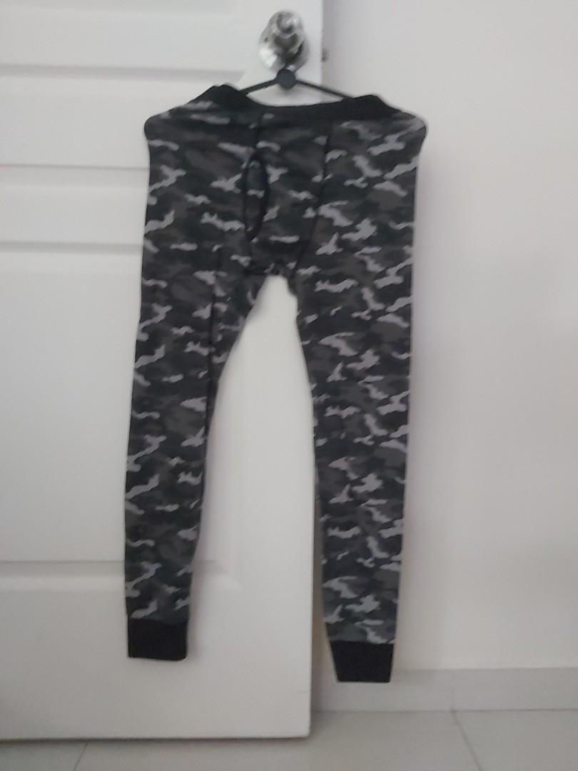 Uniqlo heat tech inner wear camo tights, Men's Fashion, Bottoms, New ...