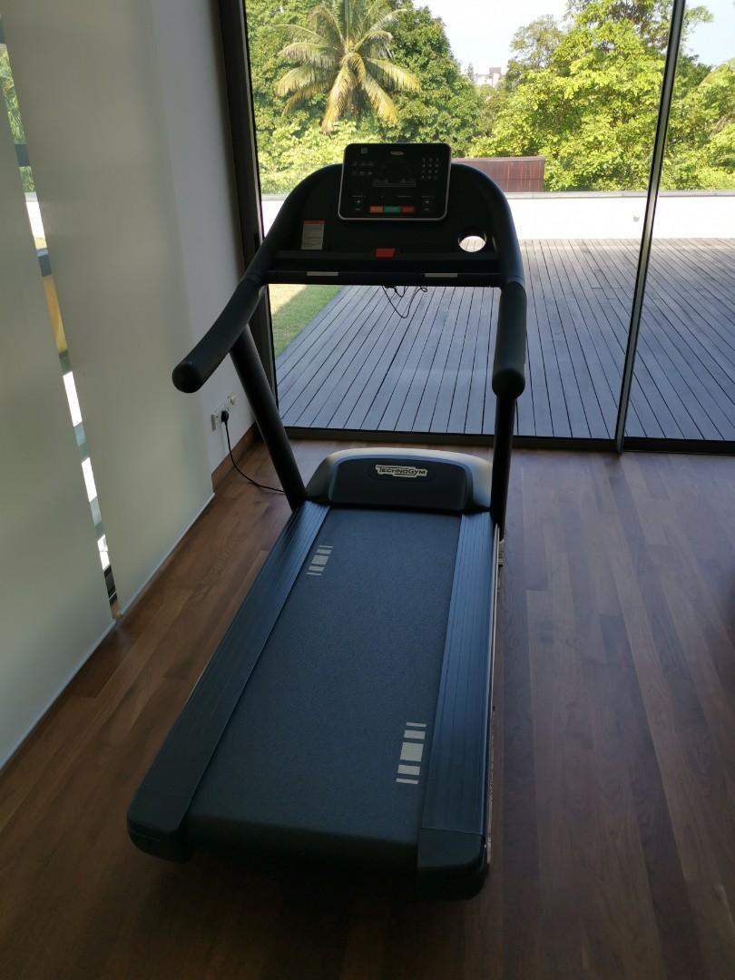[35% off] Technogym Jog Forma Professional Treadmill, Sports Equipment ...