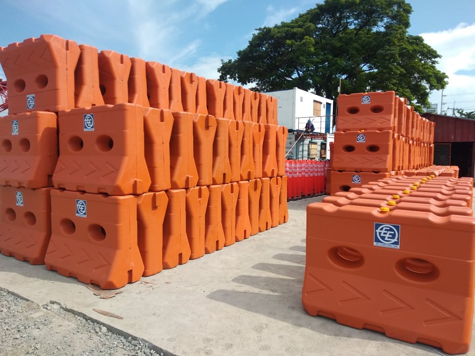 safety road plastic road barrier, Commercial & Industrial, Construction ...