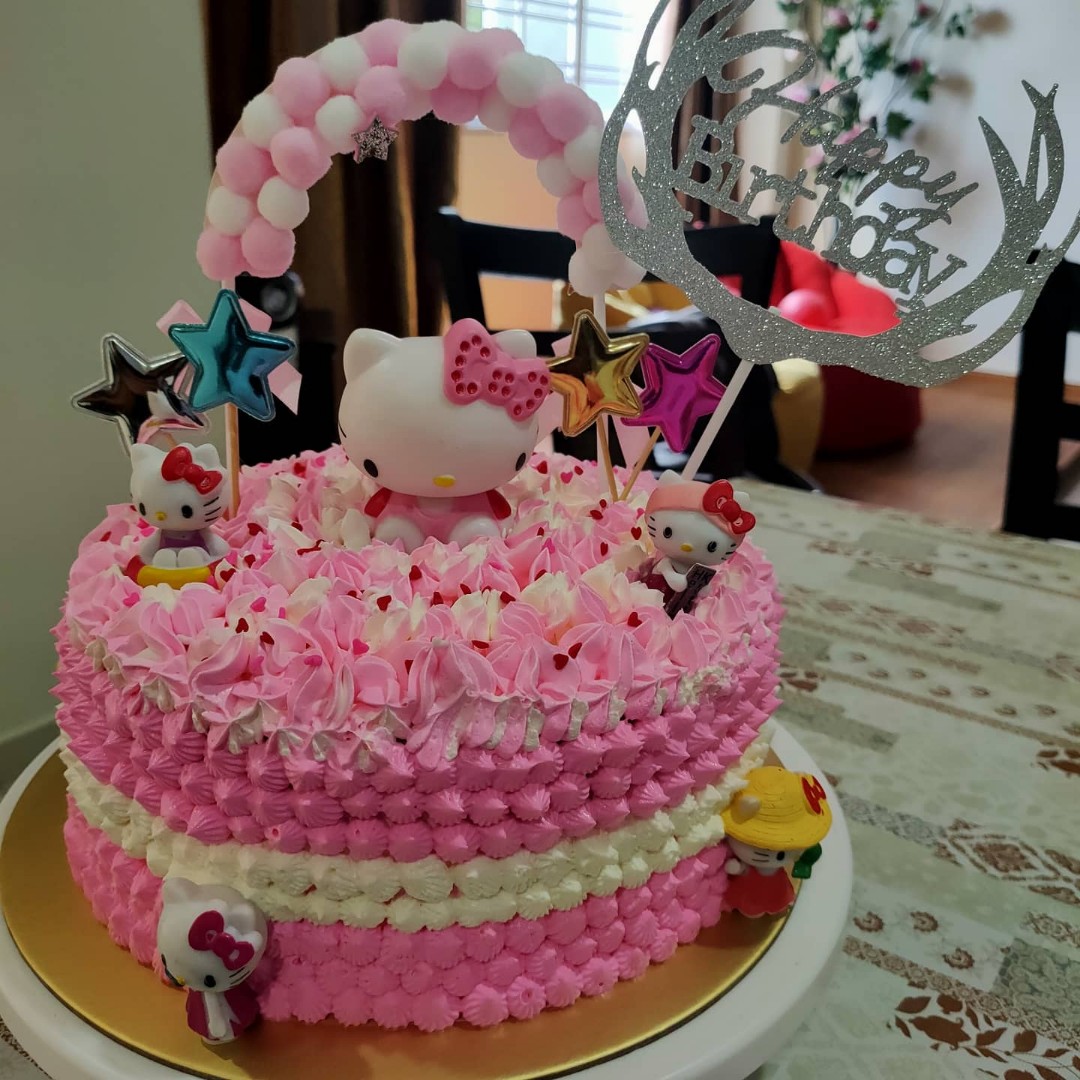 Character theme cakes, Food & Drinks, Homemade Bakes on Carousell