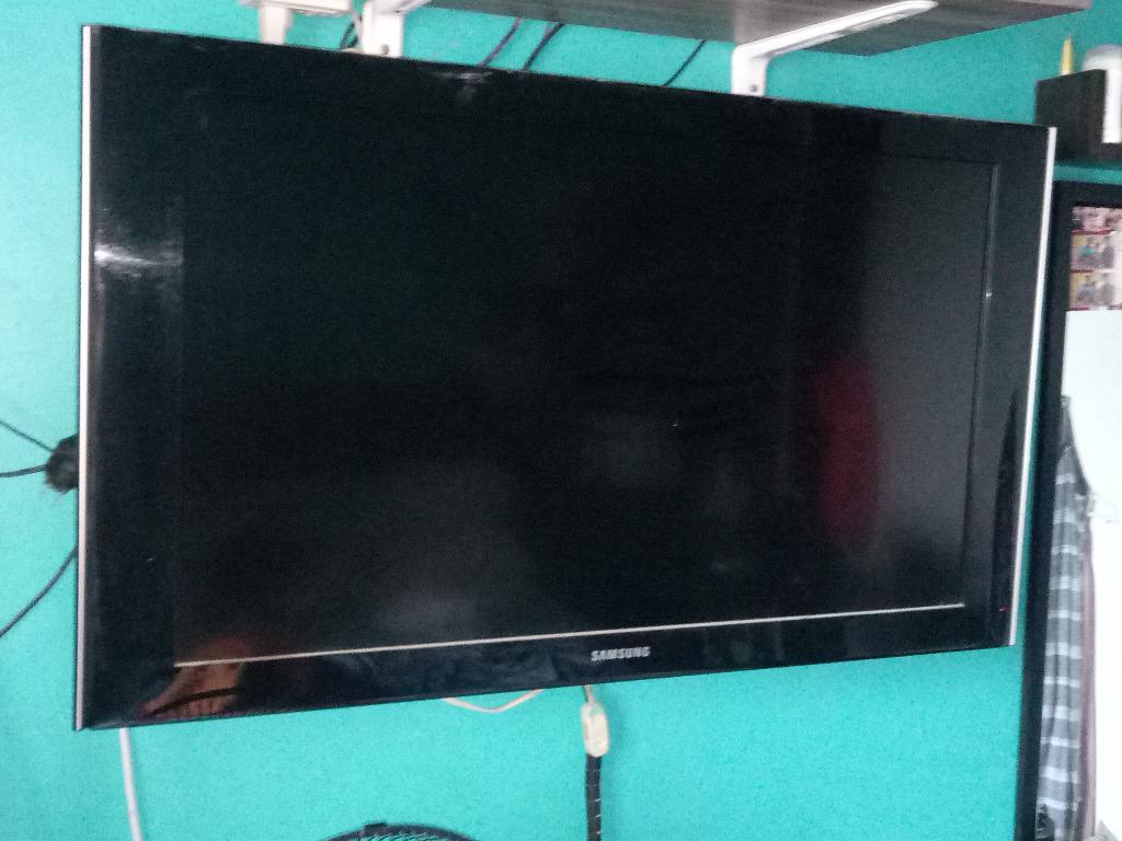 Samsung 40" LCD TV, TV & Home Appliances, TV & Entertainment, TV on ...
