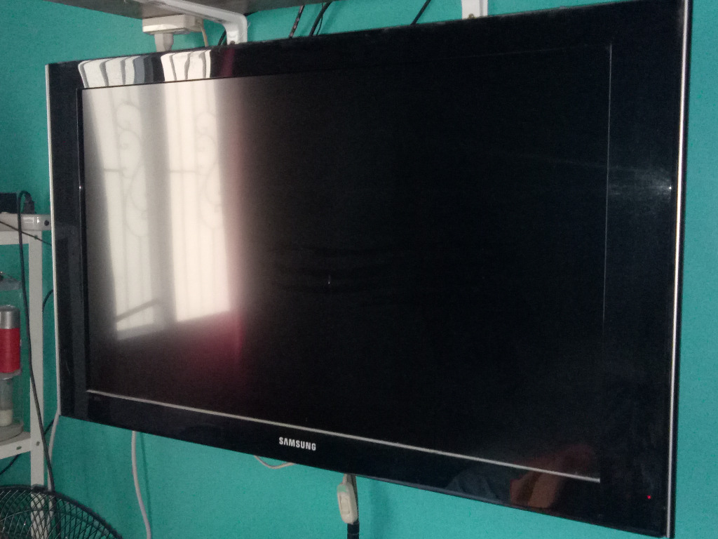 Samsung 40" LCD TV, TV & Home Appliances, TV & Entertainment, TV on ...
