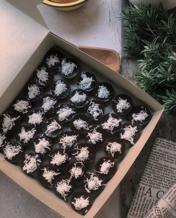 Homemade Classic kuih Platter&Box Traditional Kuih Muih, Food & Drinks ...