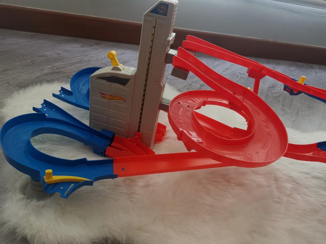 Hotwheels roundabout track(battery operated), Hobbies & Toys, Toys ...