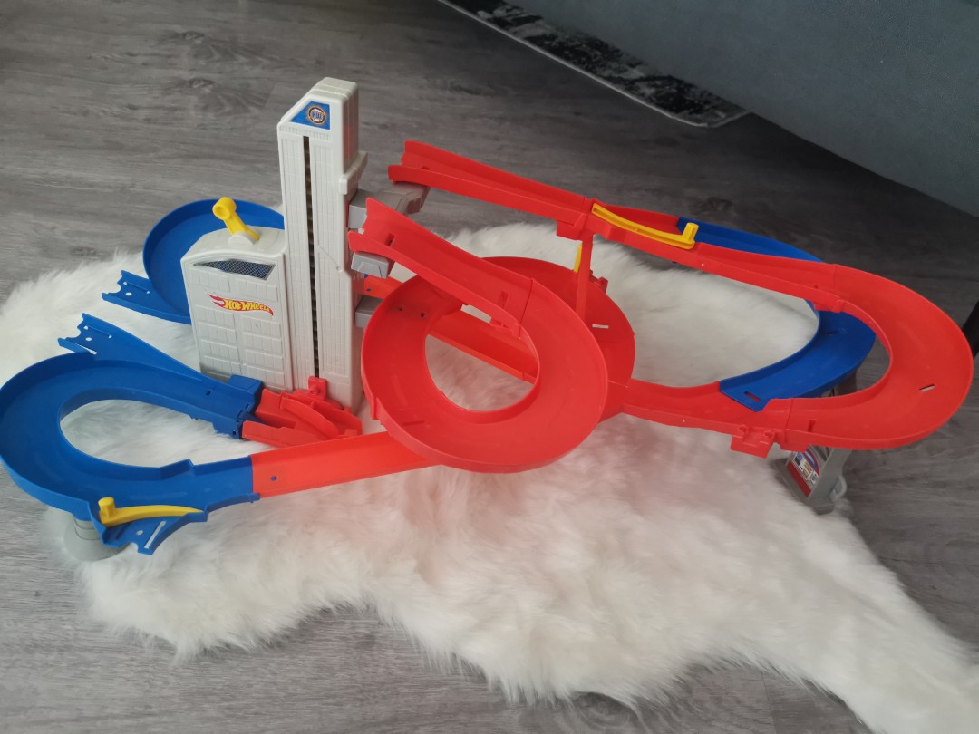 Hotwheels roundabout track(battery operated), Hobbies & Toys, Toys ...