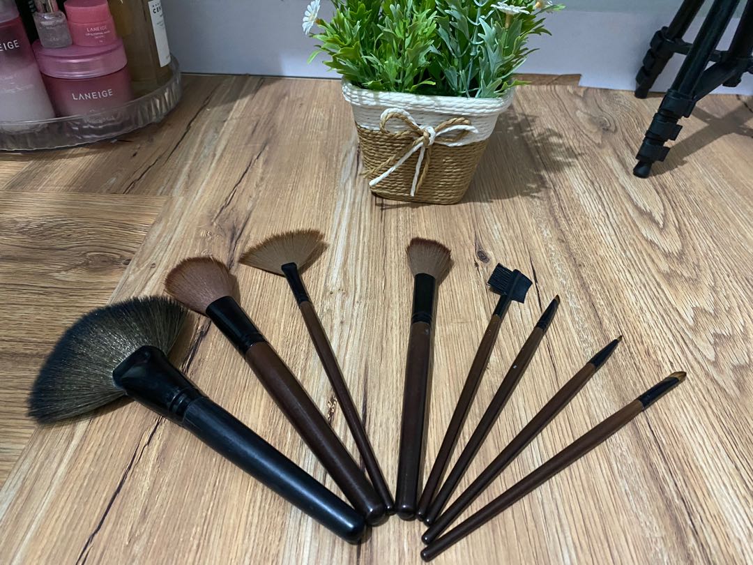 Brush standar hitam, Fesyen Wanita, Aksesoris di Carousell