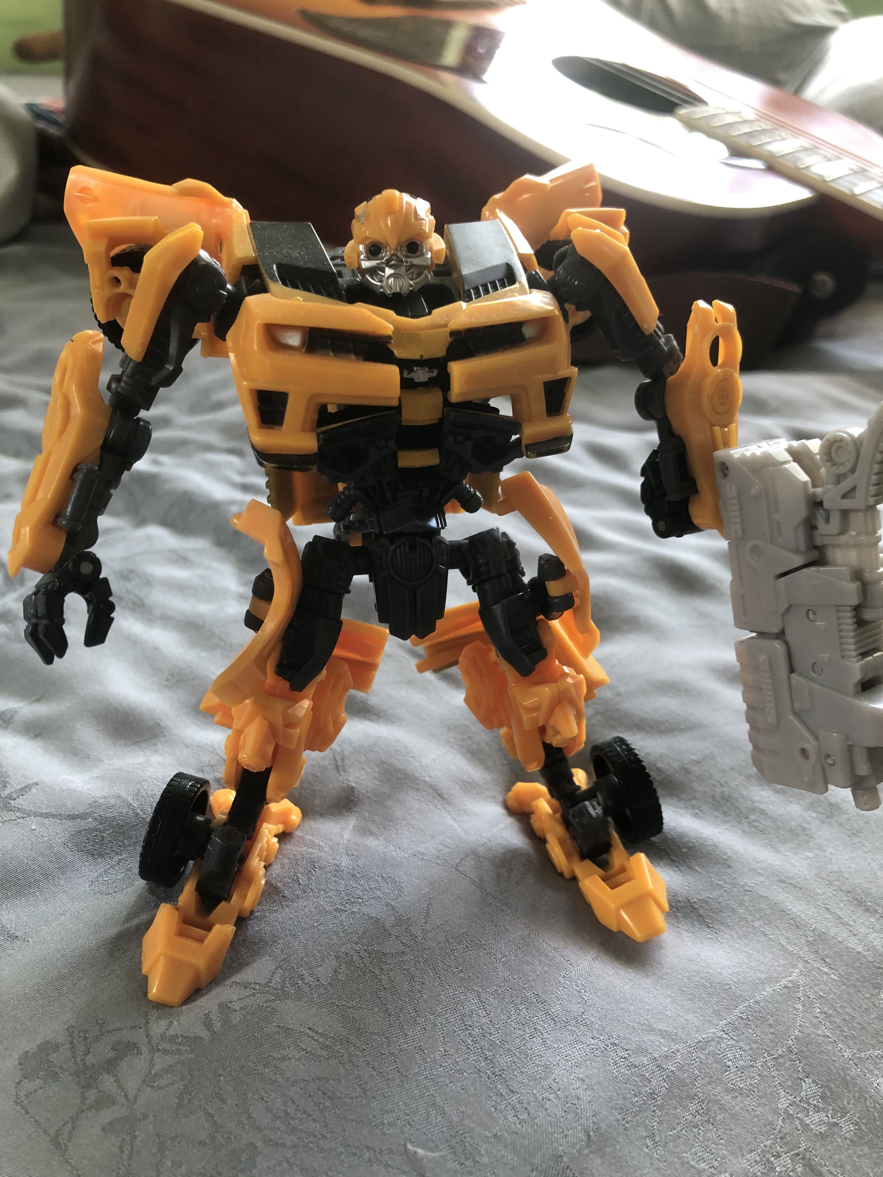 Dark of the Moon: Deluxe Class MechTech Bumblebee, Hobbies & Toys, Toys ...