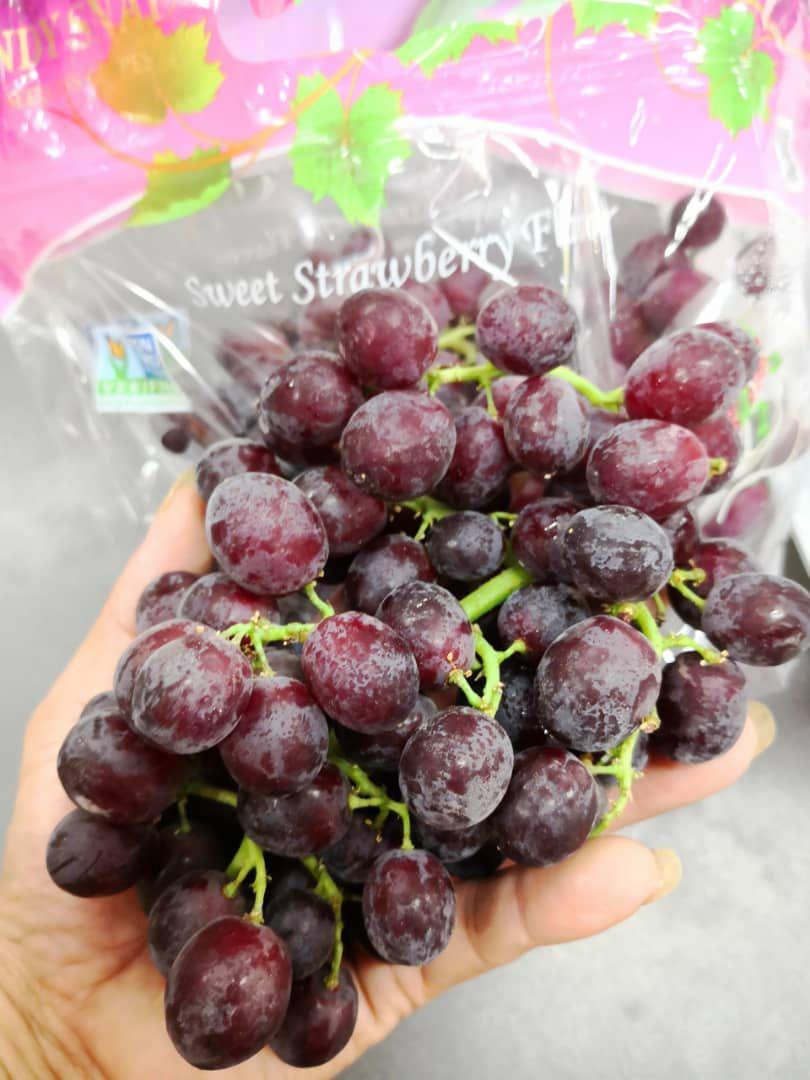 USA Candy Snap Sweet Strawberry Flavor Seedless Grapes, Food & Drinks ...