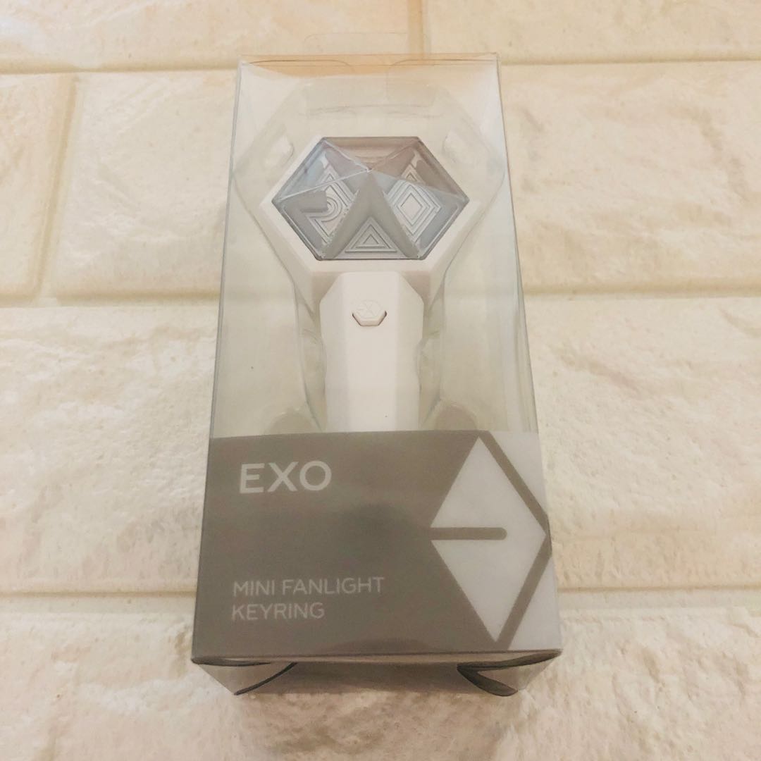 [全新未拆] EXO 迷你手燈 匙扣 Mini Fanlight Keyring, 興趣及遊戲, 收藏品及紀念品, 明星周邊 - Carousell