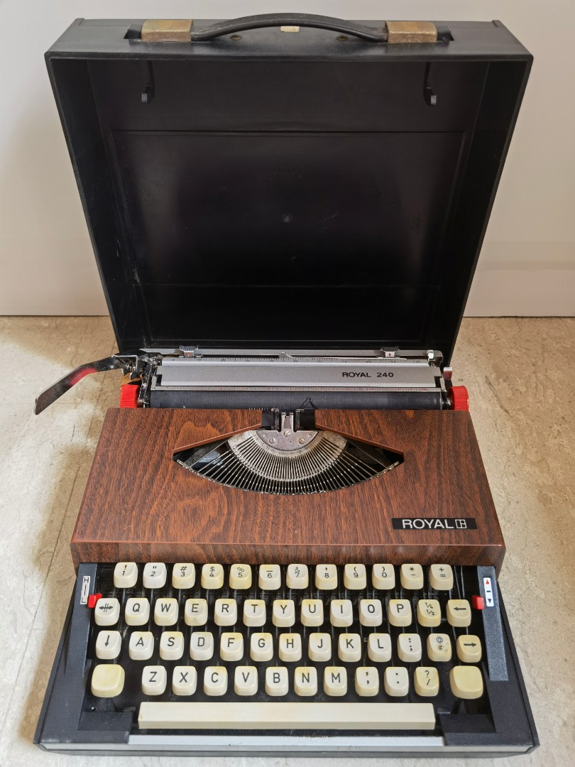 Royal 240 Typewriter, Hobbies & Toys, Memorabilia & Collectibles ...