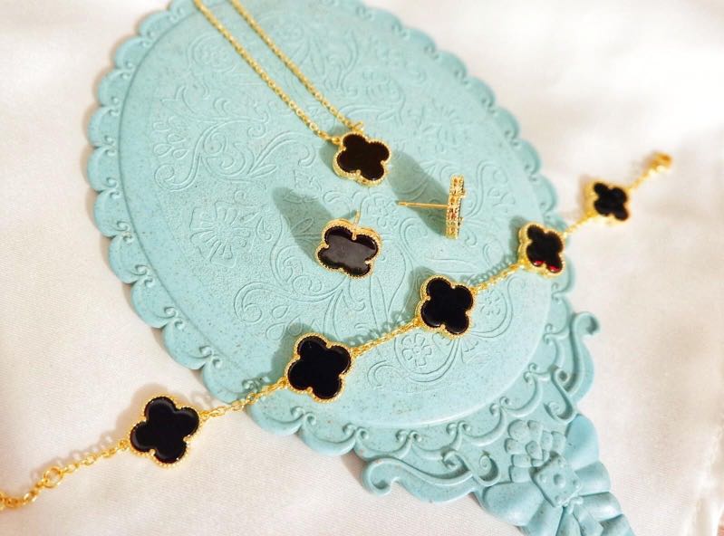 VCa Set with Box, Women's Fashion, Jewelry & Organizers, Necklaces on ...