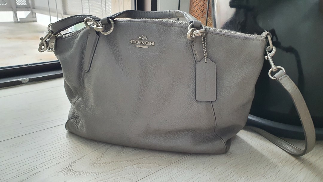 Coach medium bag, Women's Fashion, Bags & Wallets, Shoulder Bags on ...
