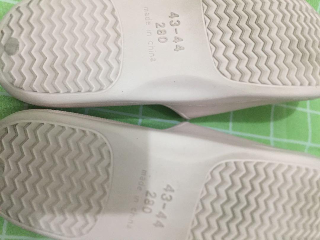 tobys stride slippers, Women's Fashion, Footwear, Slippers and slides ...