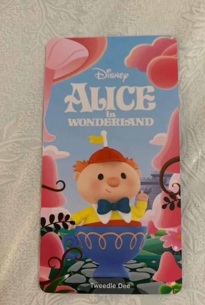 Disney Alice 愛麗絲盲盒 Tweedie Dee, 興趣及遊戲, 收藏品及紀念品, 明星周邊 - Carousell