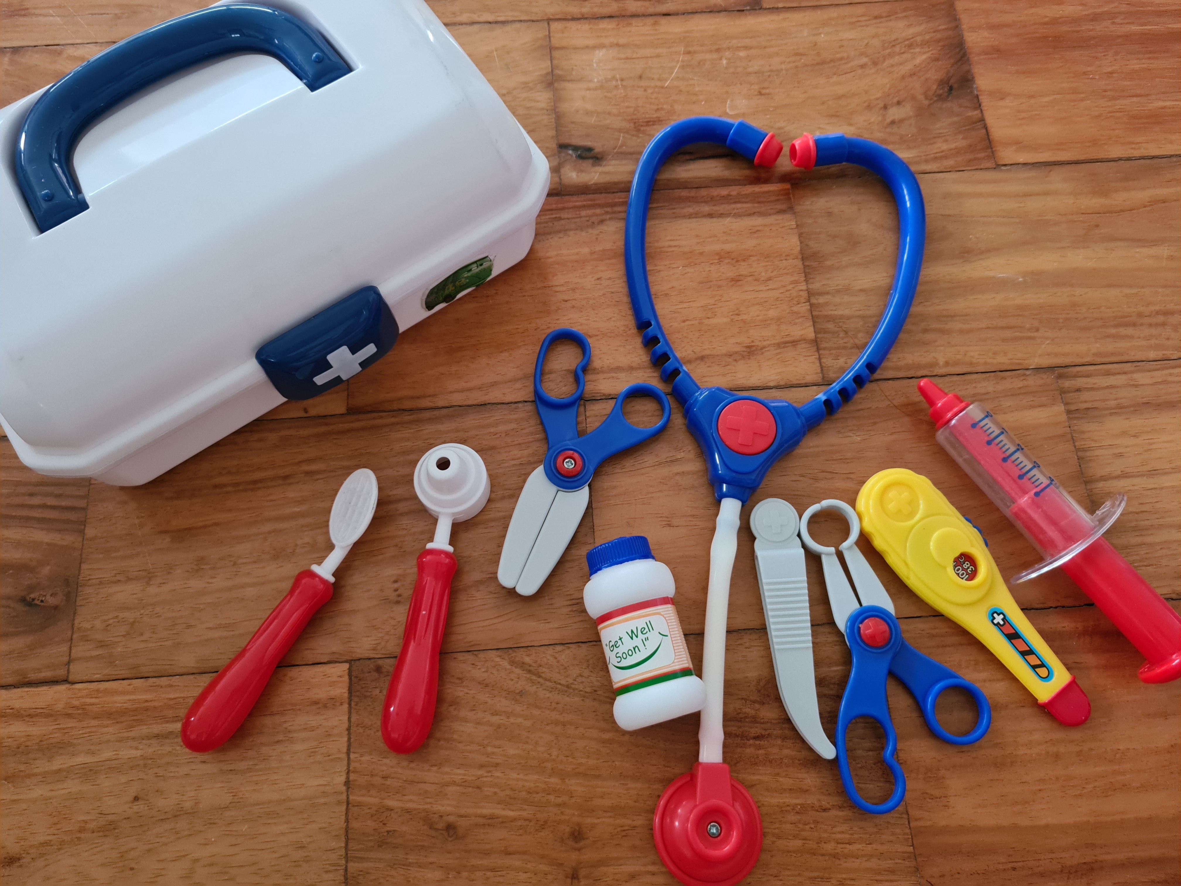 Doctors kit set, Hobbies & Toys, Toys & Games on Carousell