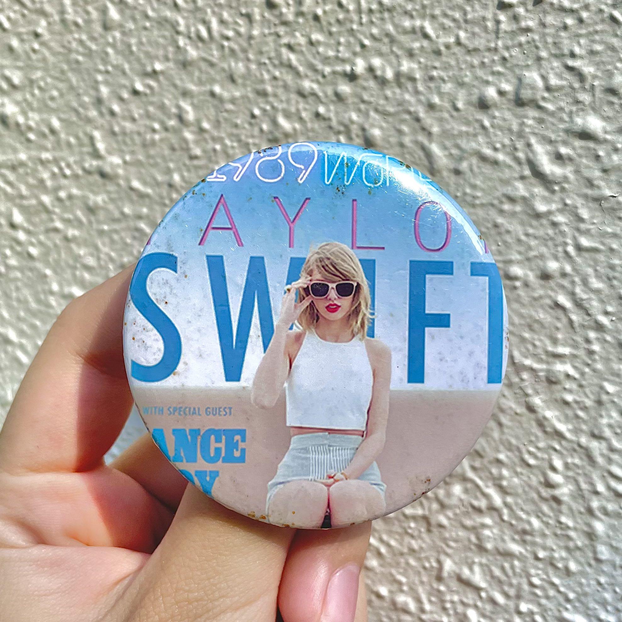 TAYLOR SWIFT BADGES, Hobbies & Toys, Memorabilia & Collectibles, Fan ...