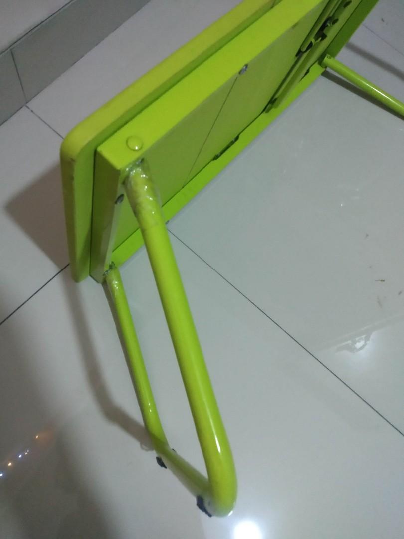 meja lipat informa hijau neon, Perabotan Rumah di Carousell