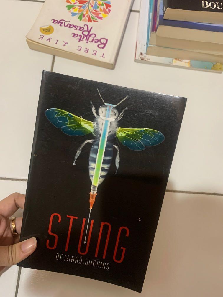 Buku novel inggris Stung by Bethany Wiggins, Buku & Alat Tulis, Buku di ...