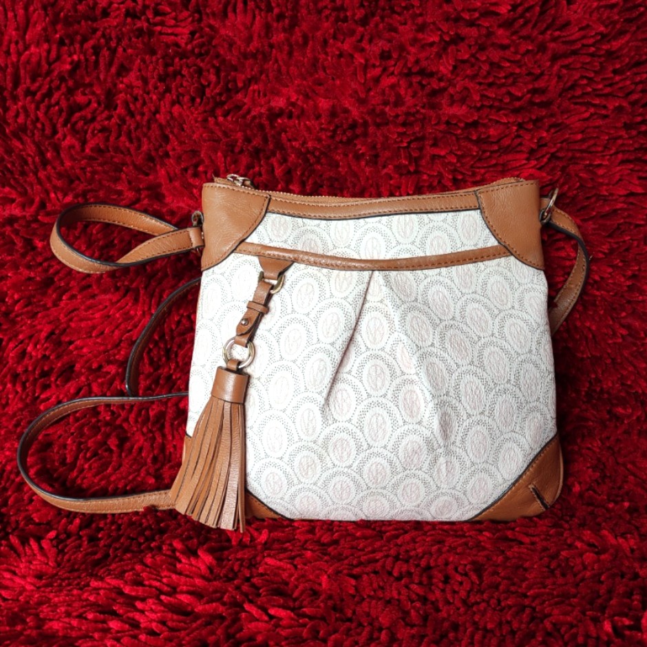 Tas Sling Vincis Bench Sling Bag, Fesyen Wanita, Tas & Dompet di Carousell