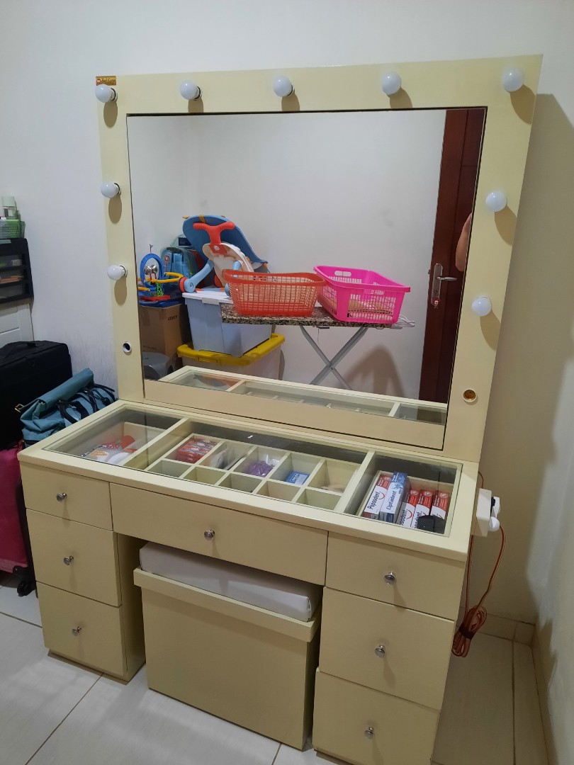 Dijual Meja Rias / Meja Make Up Besar, Multiplek 18mm, finishing duco ...