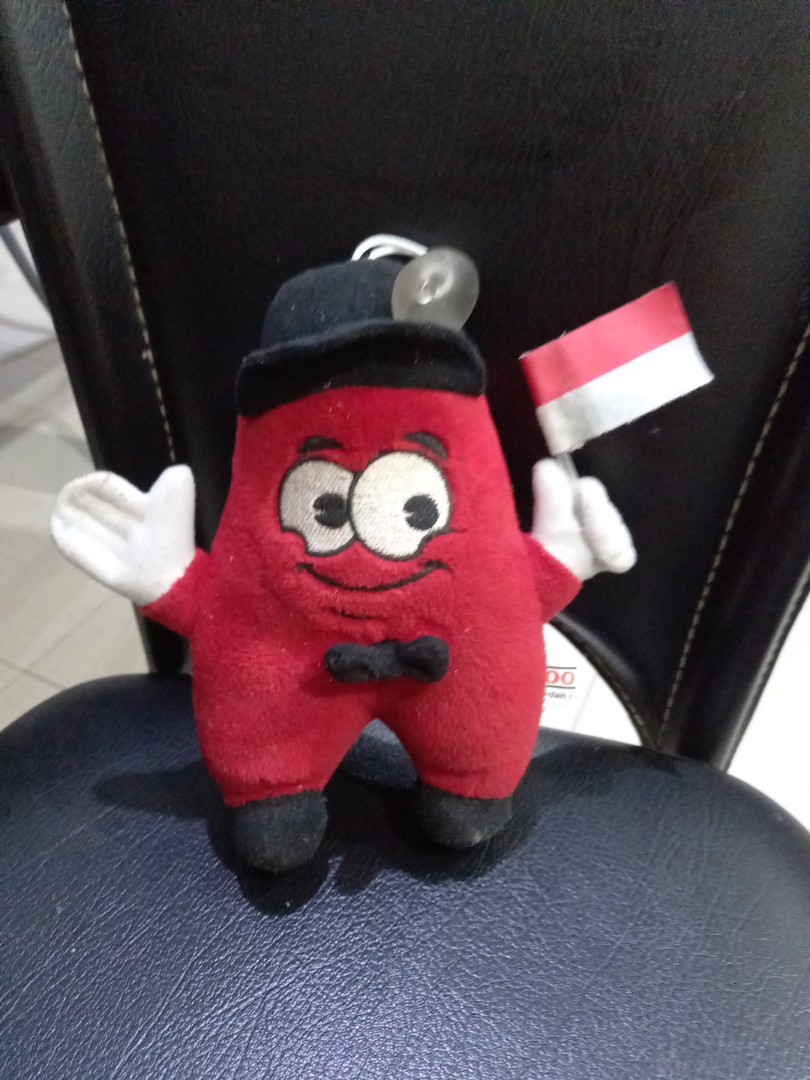 Boneka merah memegang bendera merah putih, Toys & Collectibles, Mainan ...