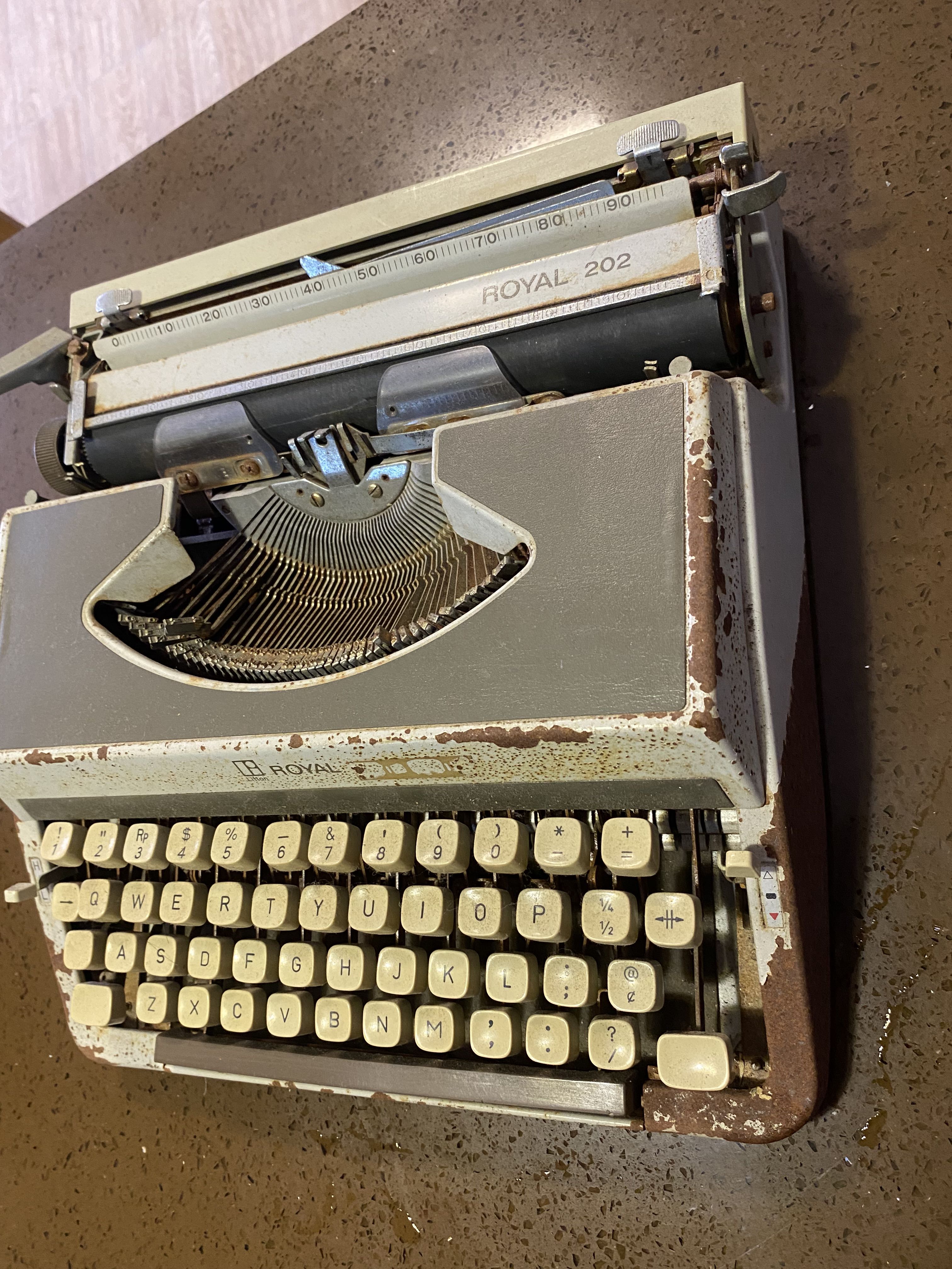 old school Typewriter, Hobbies & Toys, Memorabilia & Collectibles ...