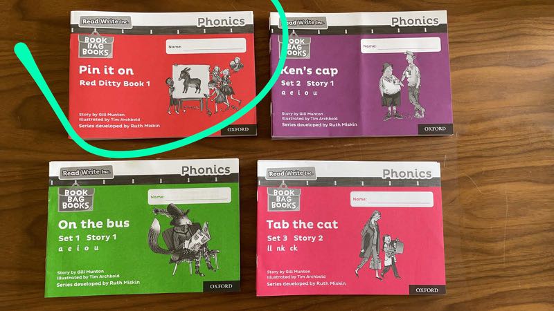 RWI Red Story Book, 書本 & 文具, 小說 & 故事書 - Carousell