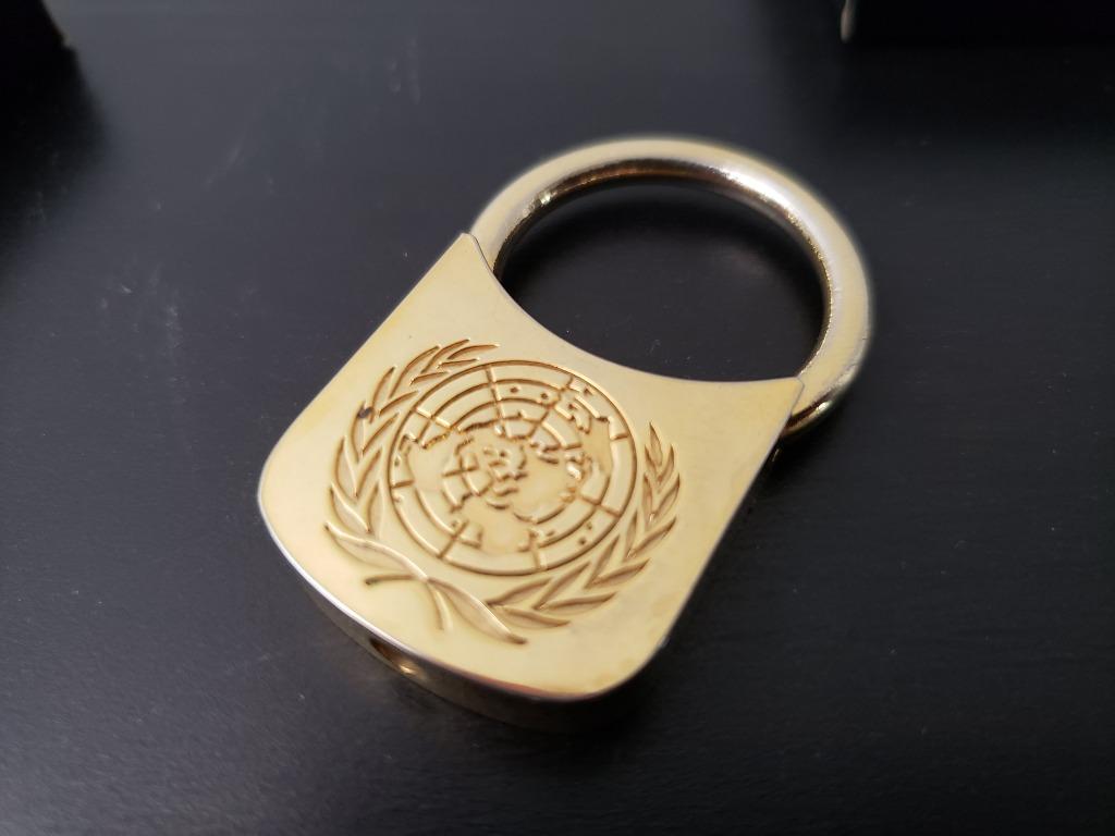 Harrods QE2 Queen Elizabeth II & UN United Nations Golden Key Ring Key ...