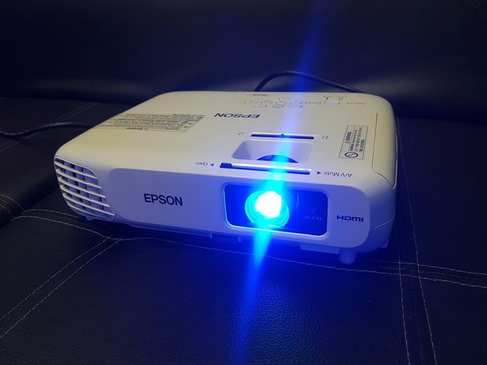 Epson EB-X18 projector 3000 lumens XGA bright display, TV & Home ...