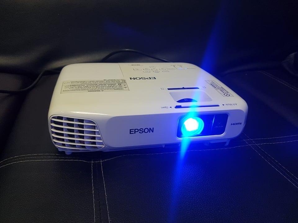 Epson EB-X18 projector 3000 lumens XGA bright display, TV & Home ...