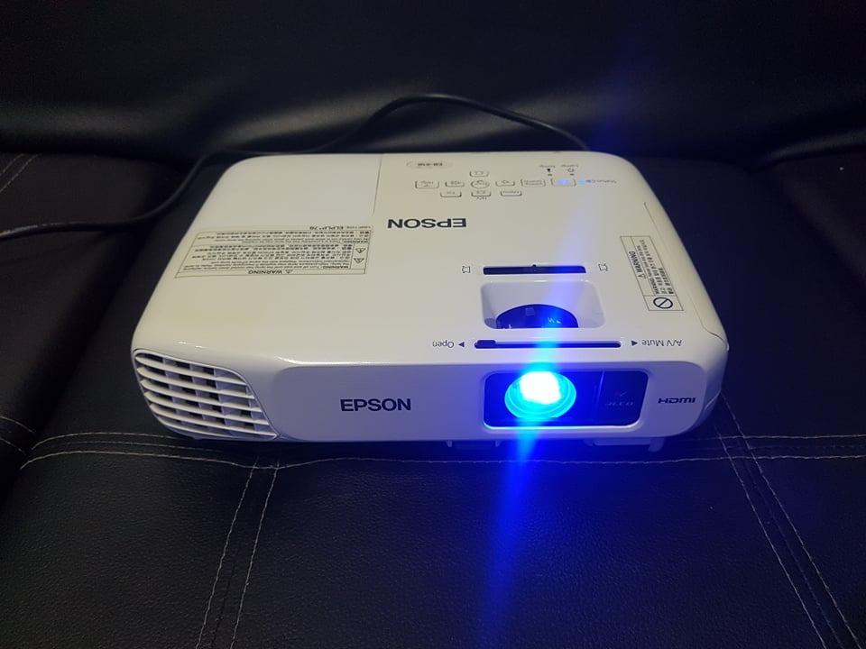Epson EB-X18 projector 3000 lumens XGA bright display, TV & Home ...