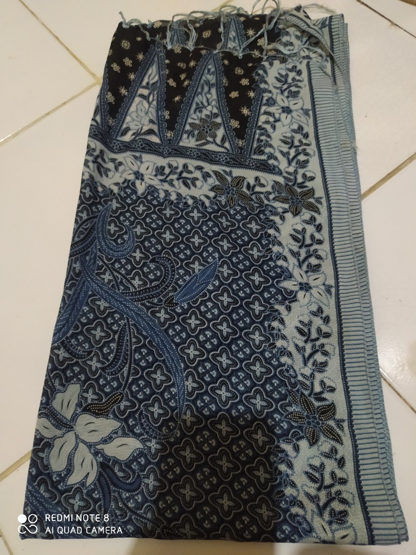 Selendang motif batik, Fesyen Wanita, Muslim Fashion, Lainnya di Carousell