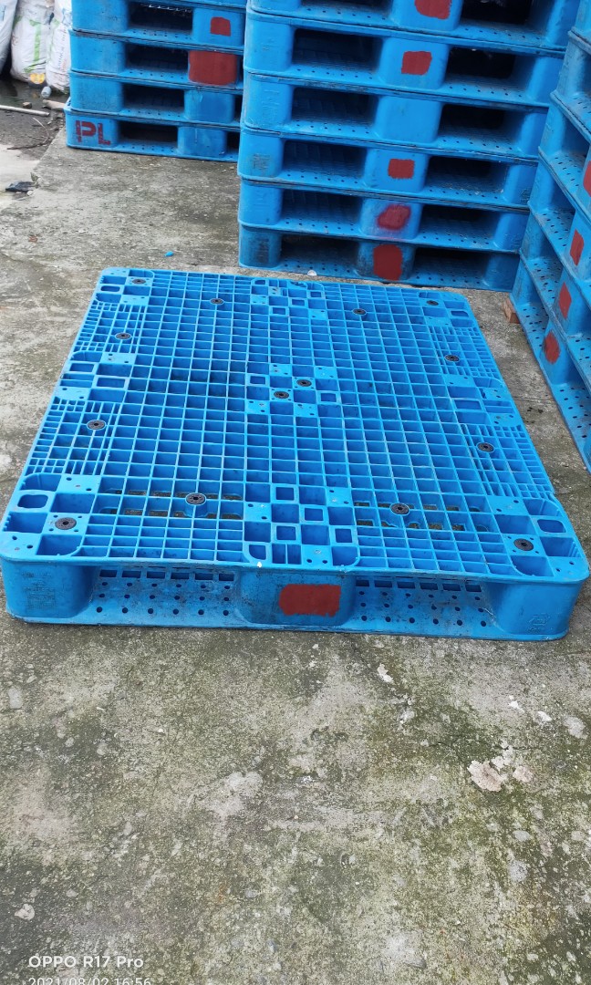 Good secondhand plastic pallets, Commercial & Industrial, Construction ...