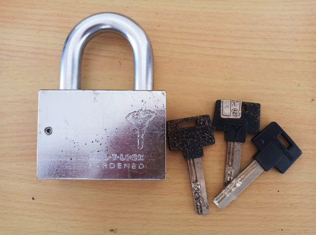 Mul-T-Lock Removable Shackle Padlock #13 C1, Furniture & Home Living ...