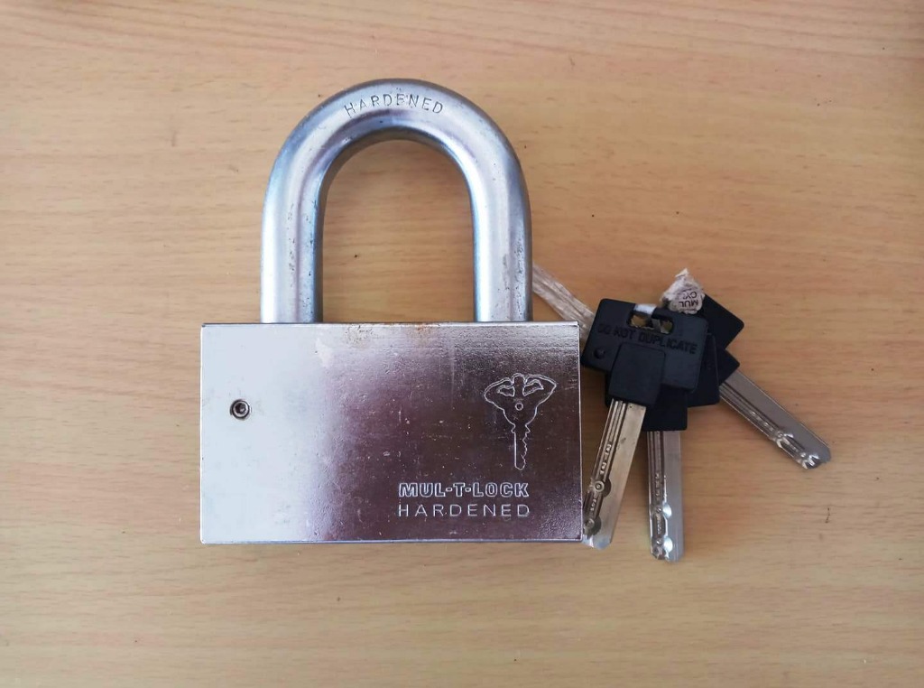 Mul-T-Lock Removable Shackle Padlock #16 C1, Furniture & Home Living ...