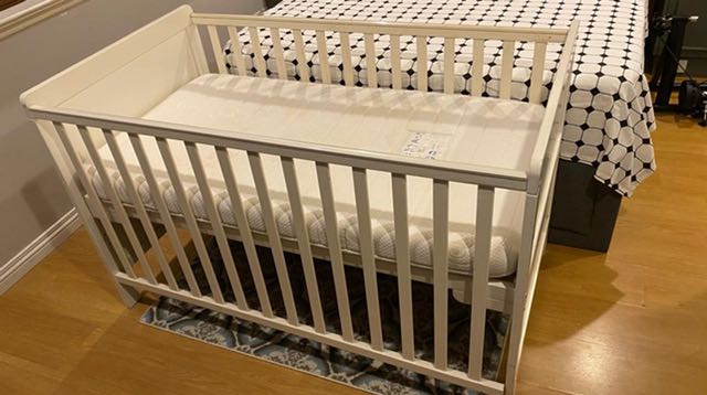 Cuddlebug 3in1 Crib with uratex matress, Babies & Kids, Baby Nursery ...
